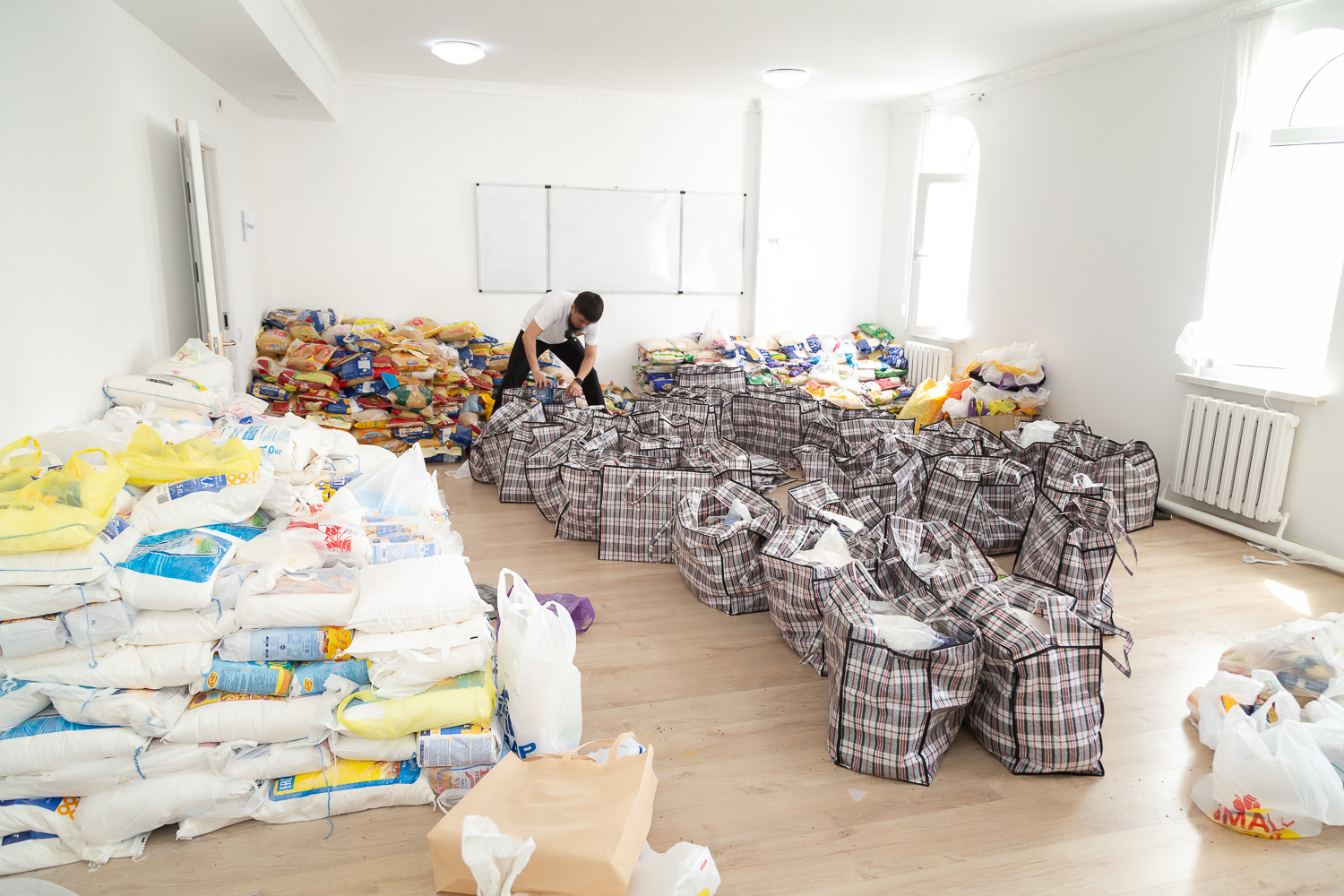 «Әбу Насыр әл-Фараби» мешіті: 300 отбасына азық-түлік үлестірді (фото) - Ummet.kz- Үмметпен бірге!